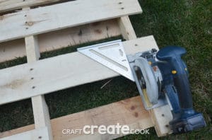 Pallet Projects 101 - How to Cut Pallets - Craft Create Cook
