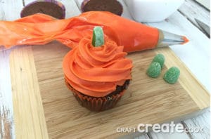 How to Make Pumpkin Halloween Cupcakes - Craft Create Cook